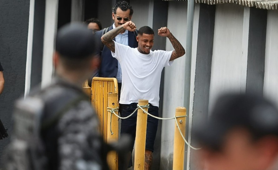 MC Poze deixa presídio em Bangu, no Rio, após decisão da Justiça