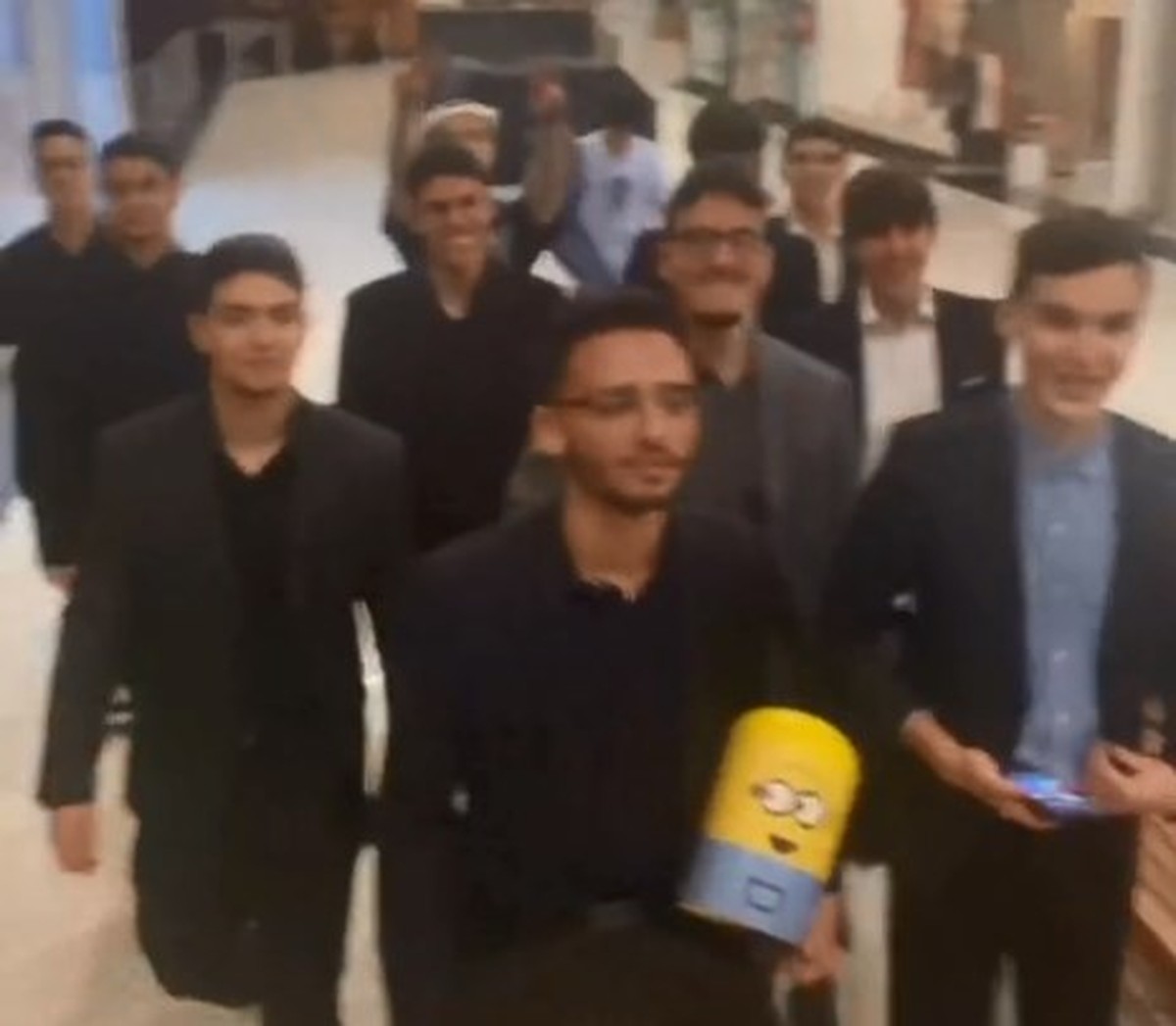 Após proibição, brasileiros vão de terno a cinema para ver 'Minions ...
