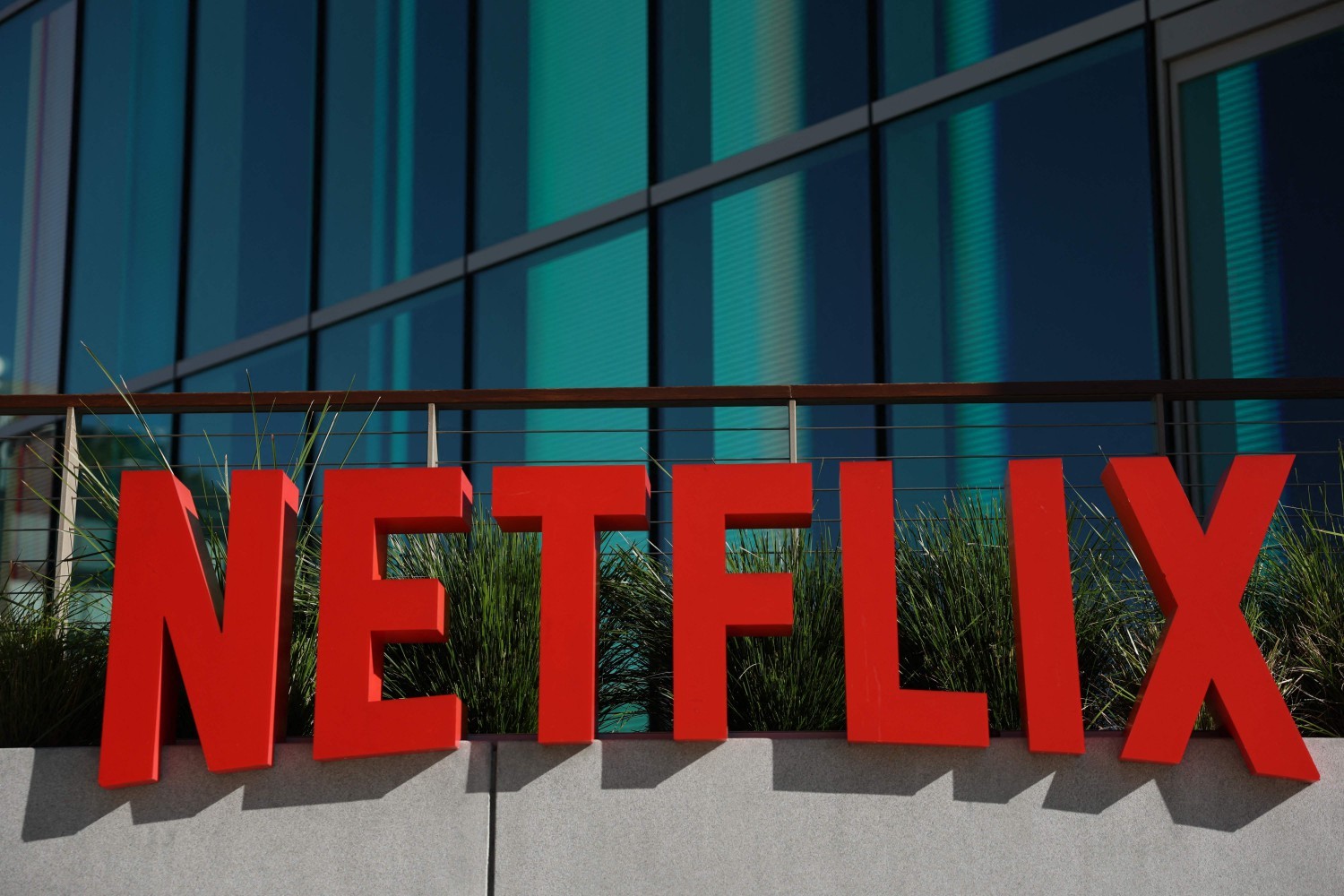 Netflix melhora oferta pela Warner: mesmo valor, mas agora em dinheiro ...