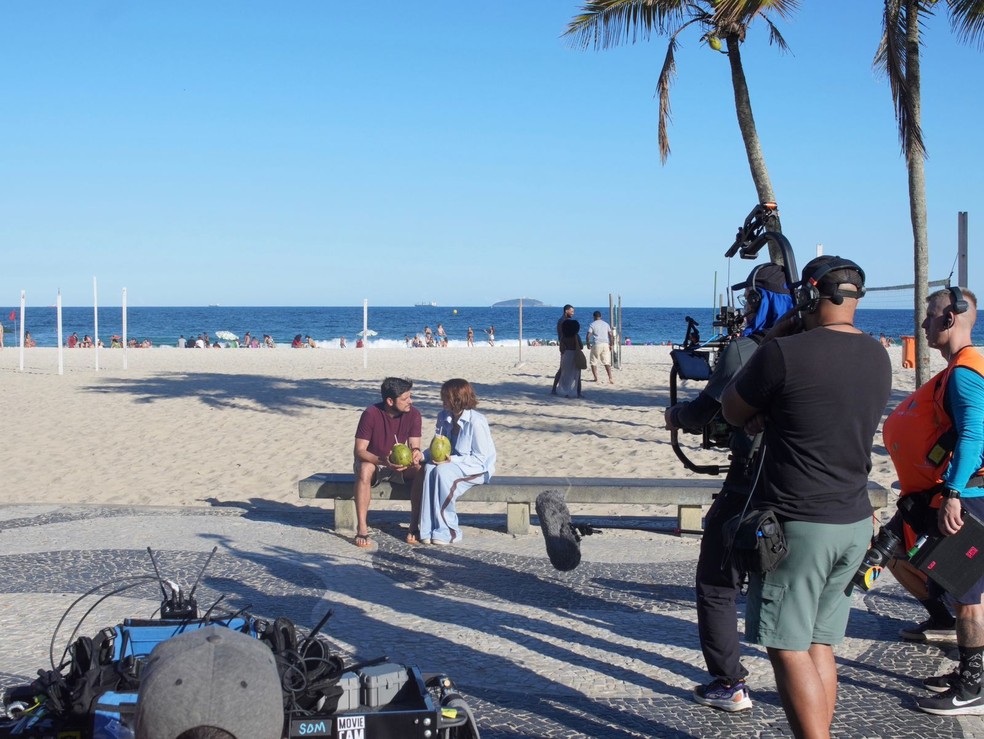 Atriz Letícia Augustin grava com Bruno Gissoni em praia do Leme e cena ...