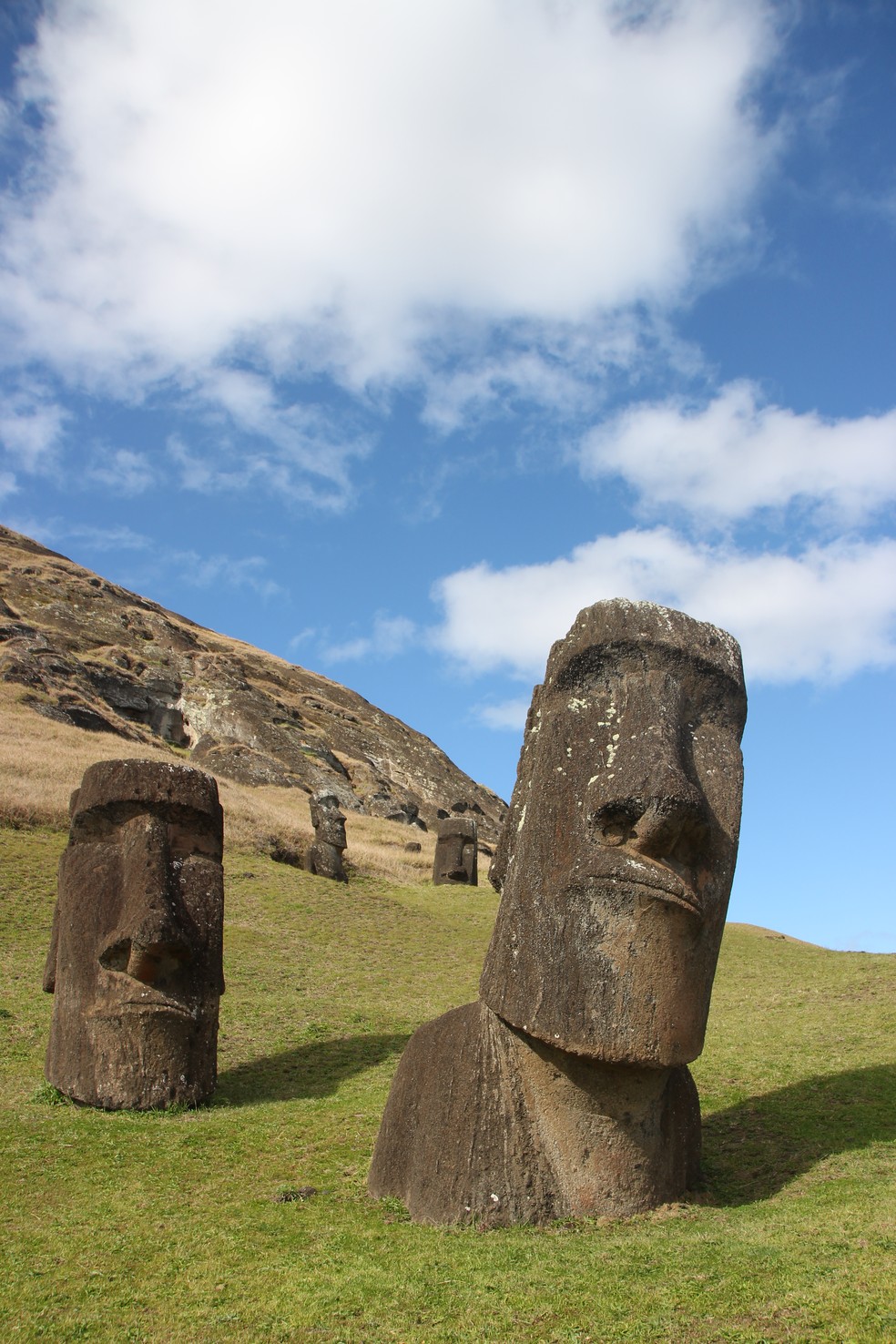 Moai: arqueólogos descobrem origem e significado das estátuas gigantes ...