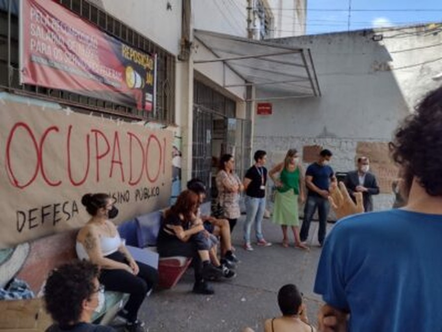 Alunos Da Ufpel Ocupam Prédio Em Protesto Contra Bloqueios Que