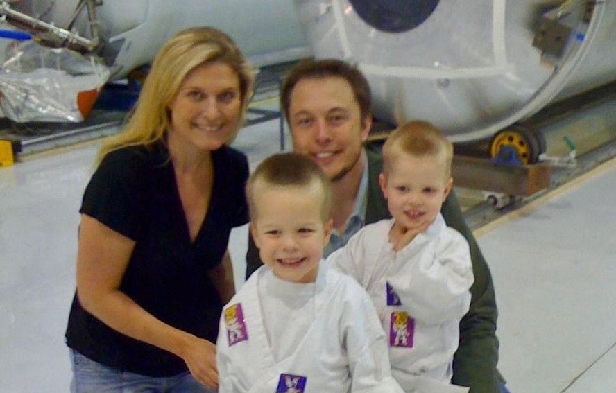 Mãe de Elon Musk publica fotos raras de bilionário com a família em ...