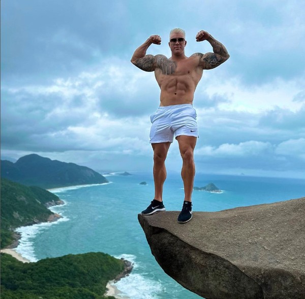 Repórter da GloboNews viraliza com vídeo em que é abordado por gringos