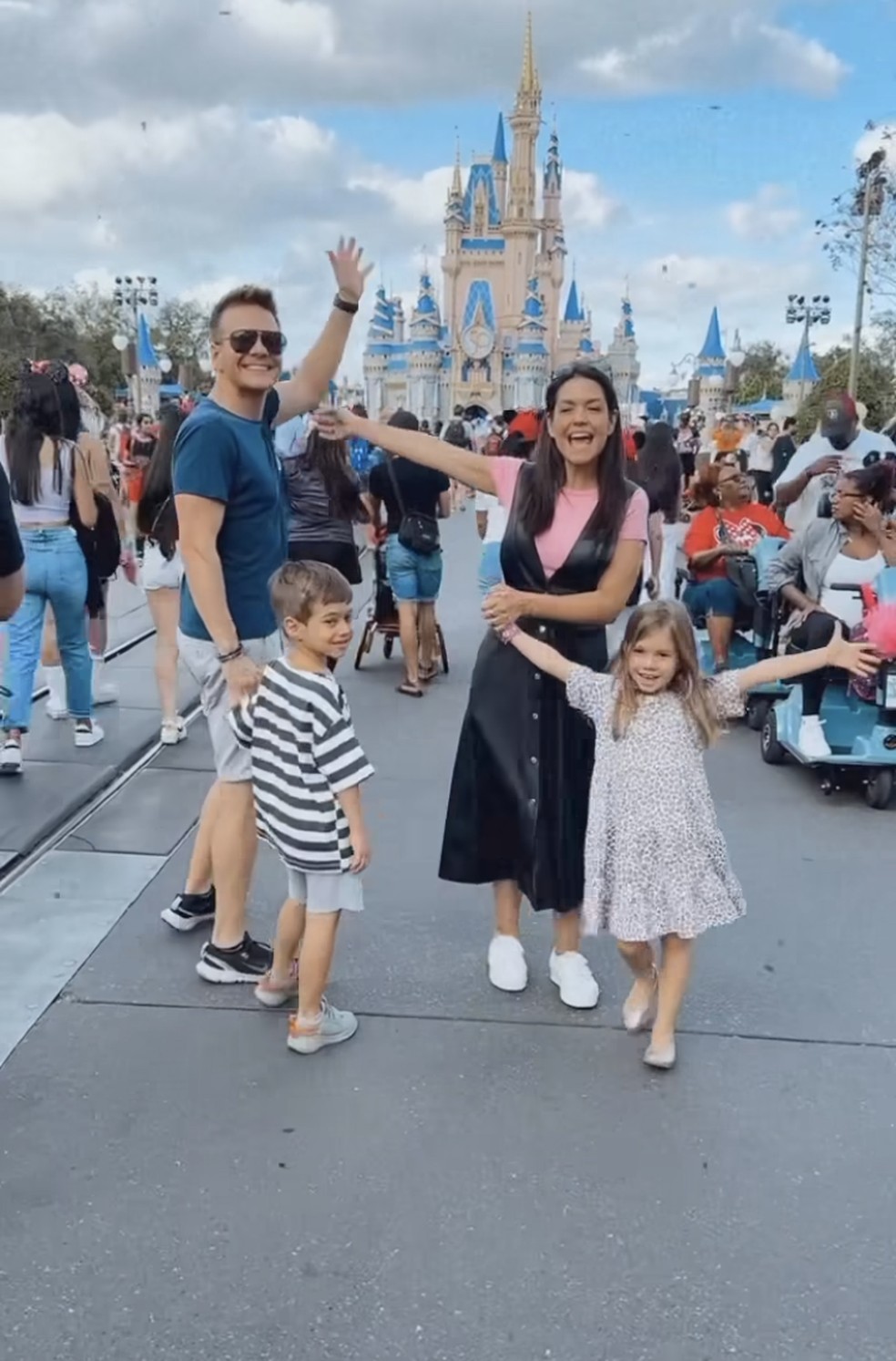 Thais Fersoza e Michel Teló com os filhos na Disney, Mônica Martelli em ...