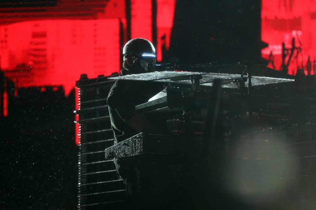 The Weeknd faz show no Rio sob chuva forte; fotos