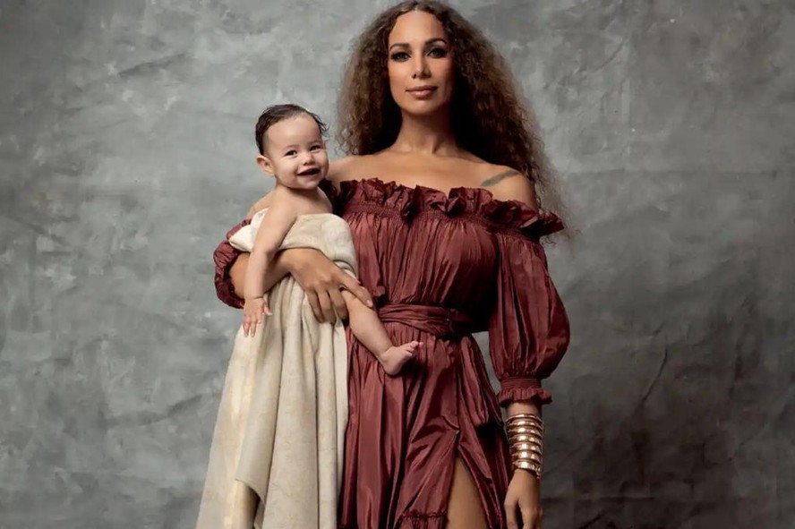 Leona Lewis apresenta a filha, Carmel Allegra, seis meses após o nascimento