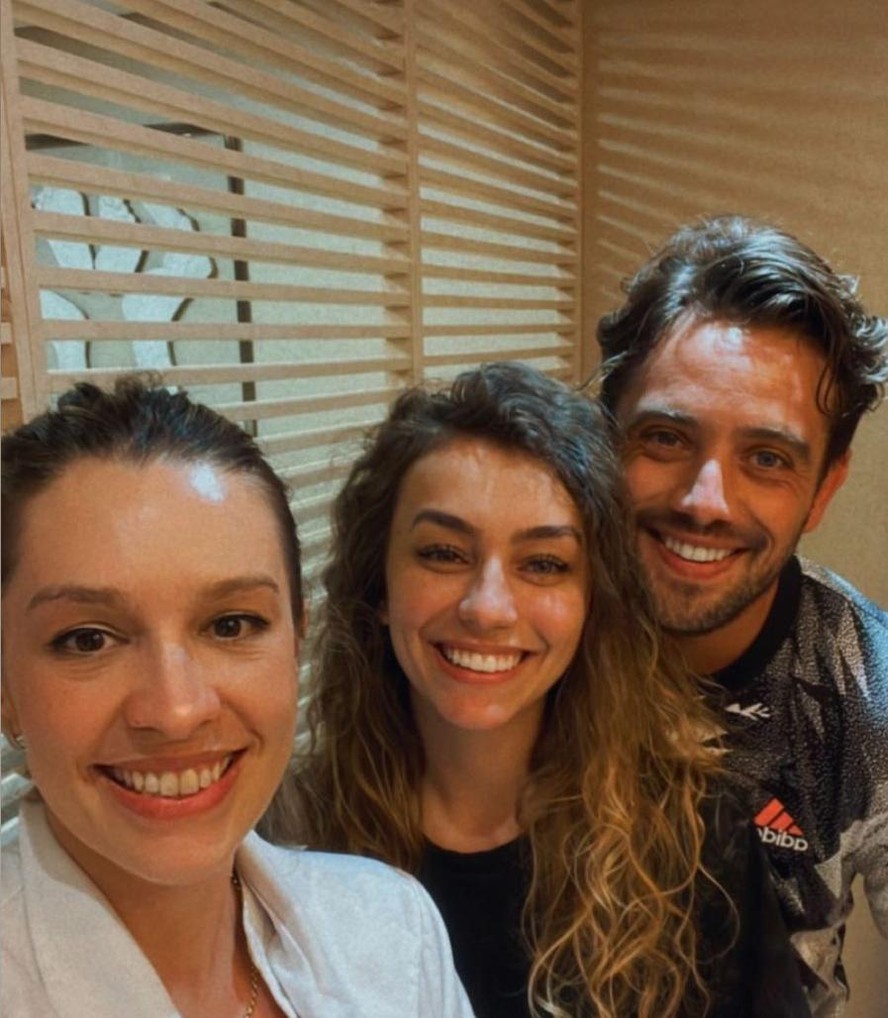Rafael Cardoso e Vivian Linhares visitam clínica e médica brinca com gravidez: 'Casal cegonha'
