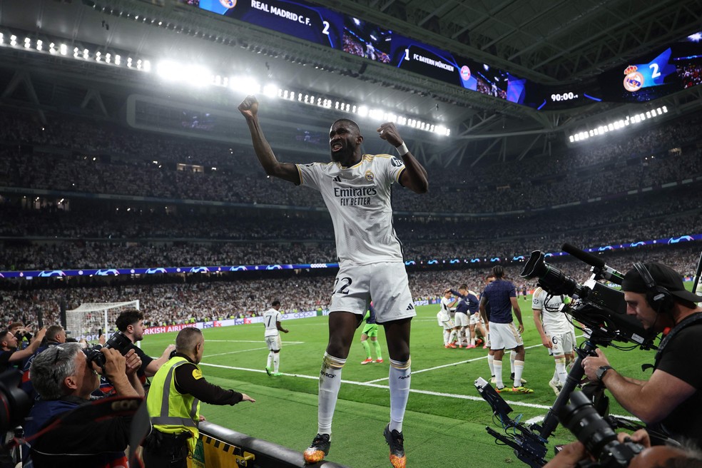 Rudiger beija o VAR após classificação do Real Madrid para a final da ...