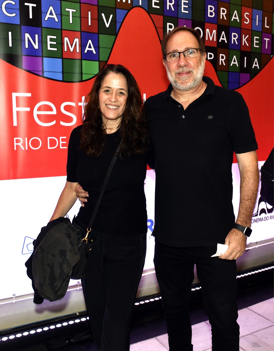 Ana Luiza Guimarães vai com namorado a lançamento de filme estrelado ...