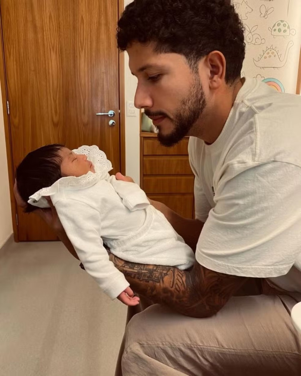 Após Yuri Lima postar fotos de filha com Iza, internautas reagem: 'A ...