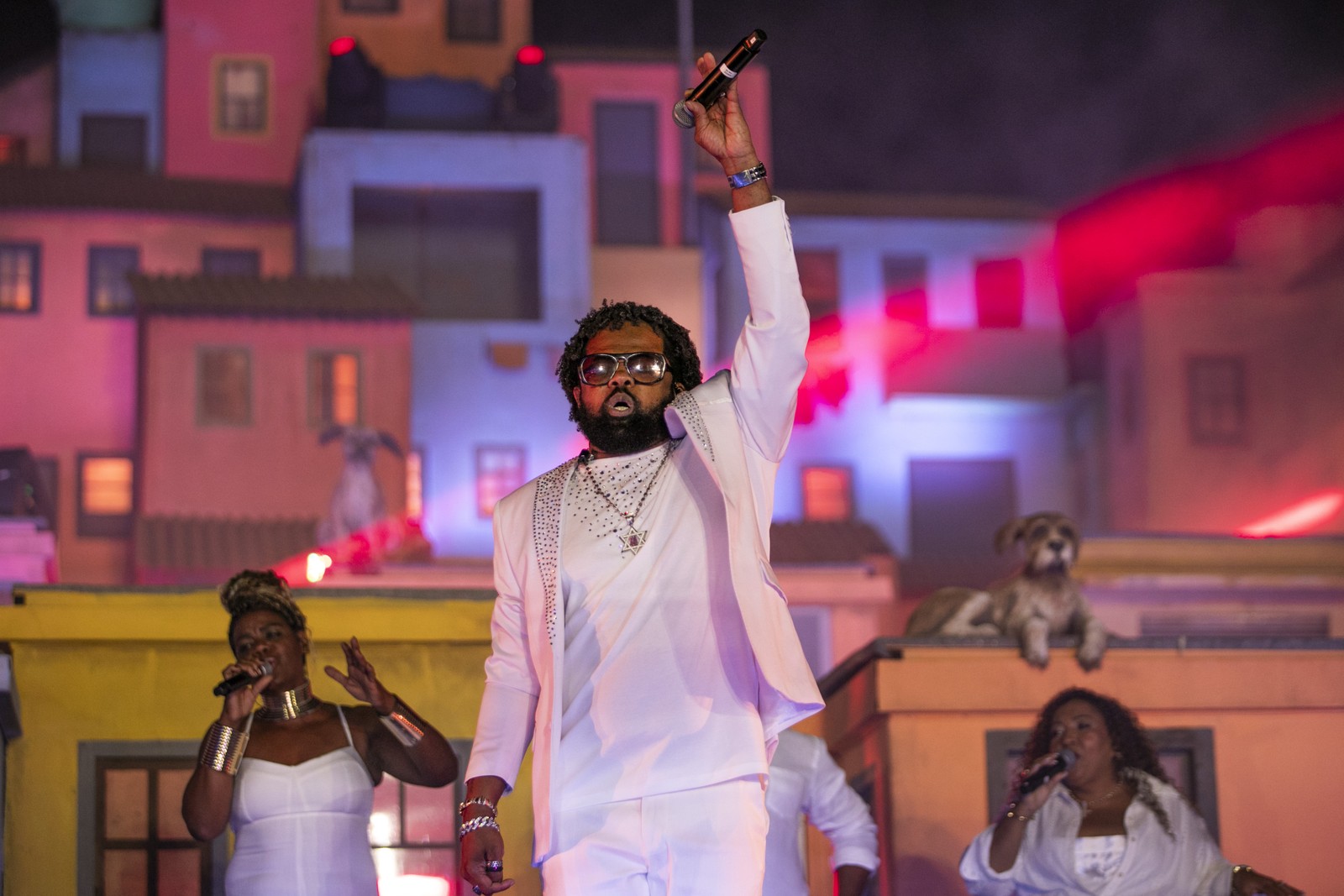 Crítica: Xande de Pilares se descola do ‘repertório Caetano’ e arrasta ...