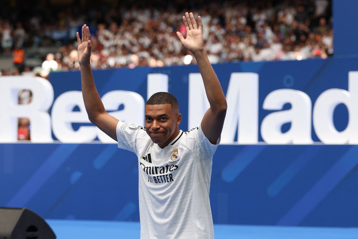Com Santiago Bernabéu lotado, Mbappé é apresentado no Real Madrid; veja ...