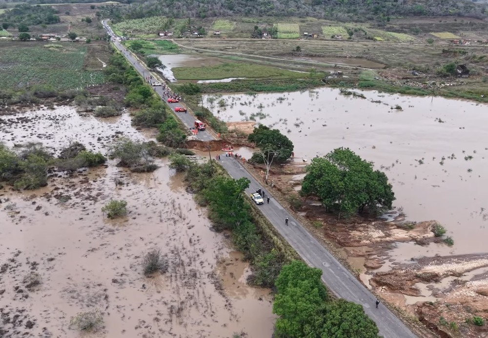 Temporal derruba trecho de rodovia, arrasta dois veículos e deixa dois ...