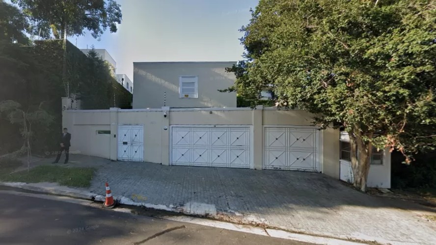 Suítes, piscina e escritório-biblioteca: conheça a casa de 700m² em São ...