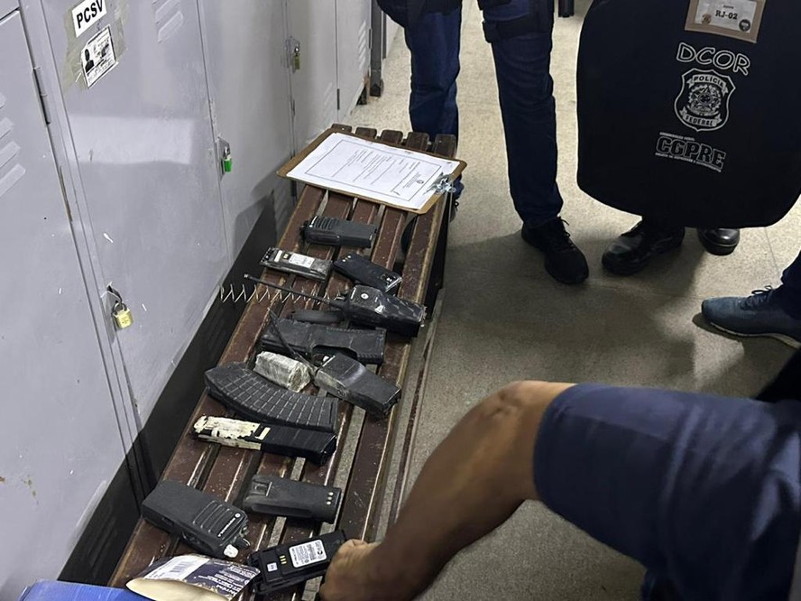 Operação da PF mira PM que seria armeiro de milícia do Rio