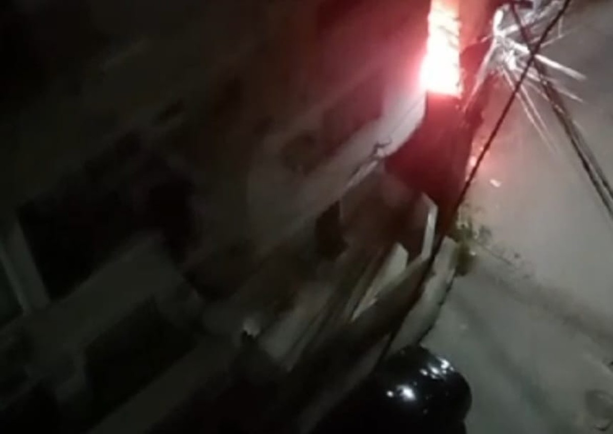 Tráfico explode granada, dispara tiros e queima guarita usada por milícia na Muzema, na Zona Oeste