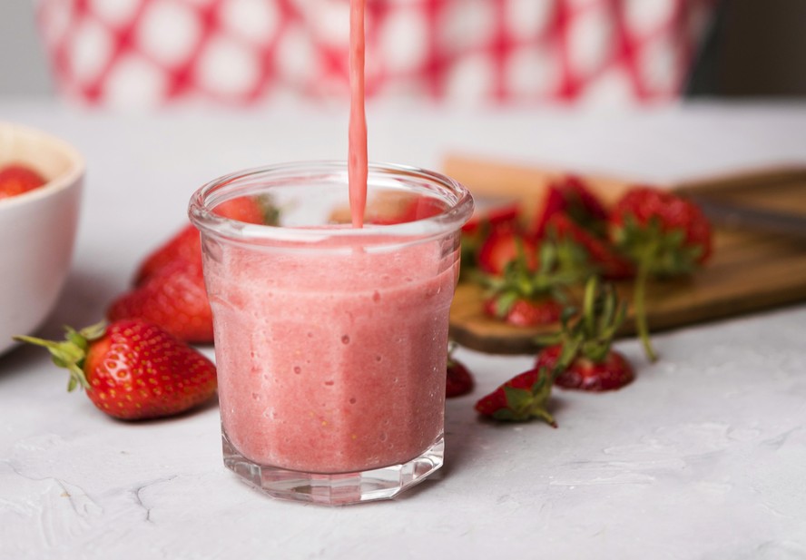 O smoothie de morango para aumentar a massa muscular (veja receita)