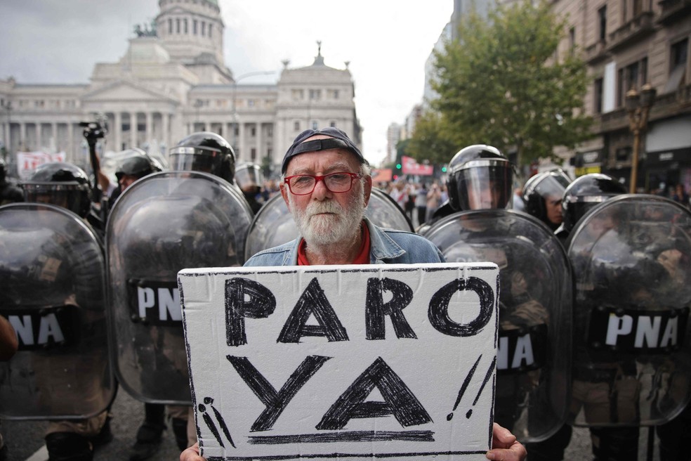 Após protestos nas ruas, governo Milei abre nova frente de atrito com ...