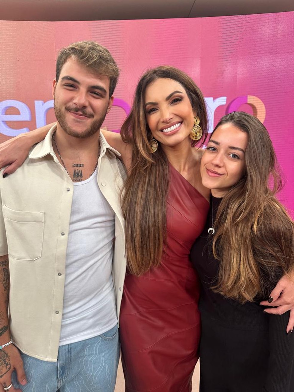 Patrícia Poeta posa com o filho e a nora nos bastidores do 'Encontro' no dia do seu aniversário
