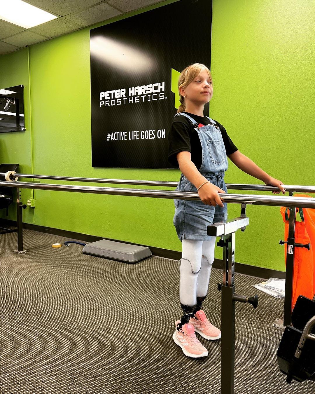 Menina ucraniana volta a andar após perder as duas pernas em bombardeio ...