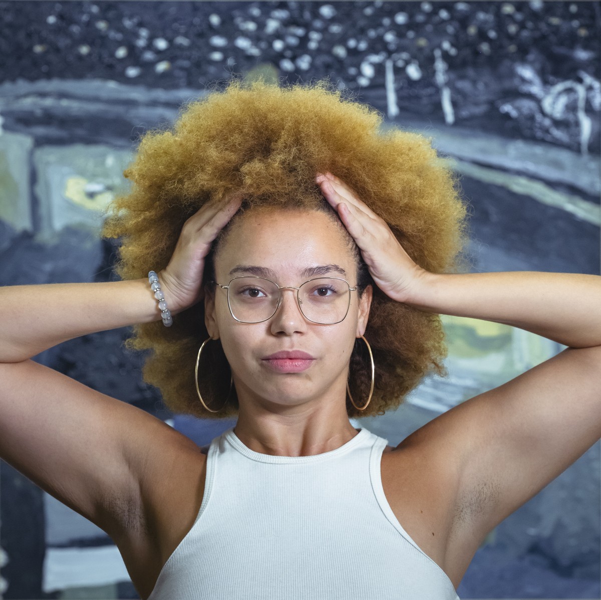 Individual de Loea no MAR une força feminina aos tons de cinza do ...