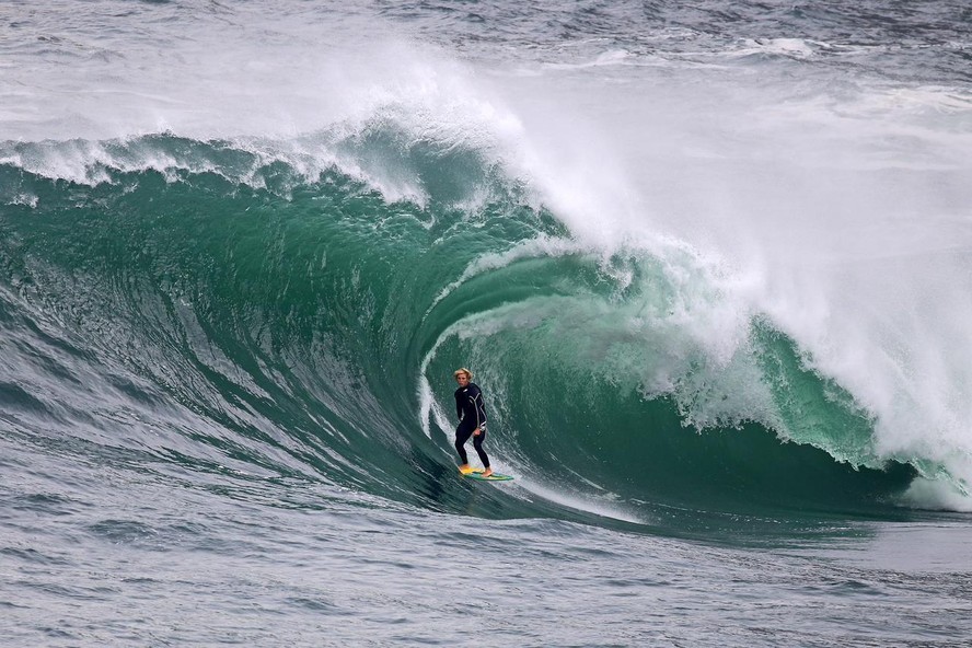 Primeiro skimboarder a se arriscar nas ondas gigantes de Nazaré, Lucas ...