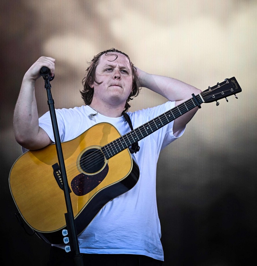Com síndrome de Tourette, Lewis Capaldi luta para terminar show no ...