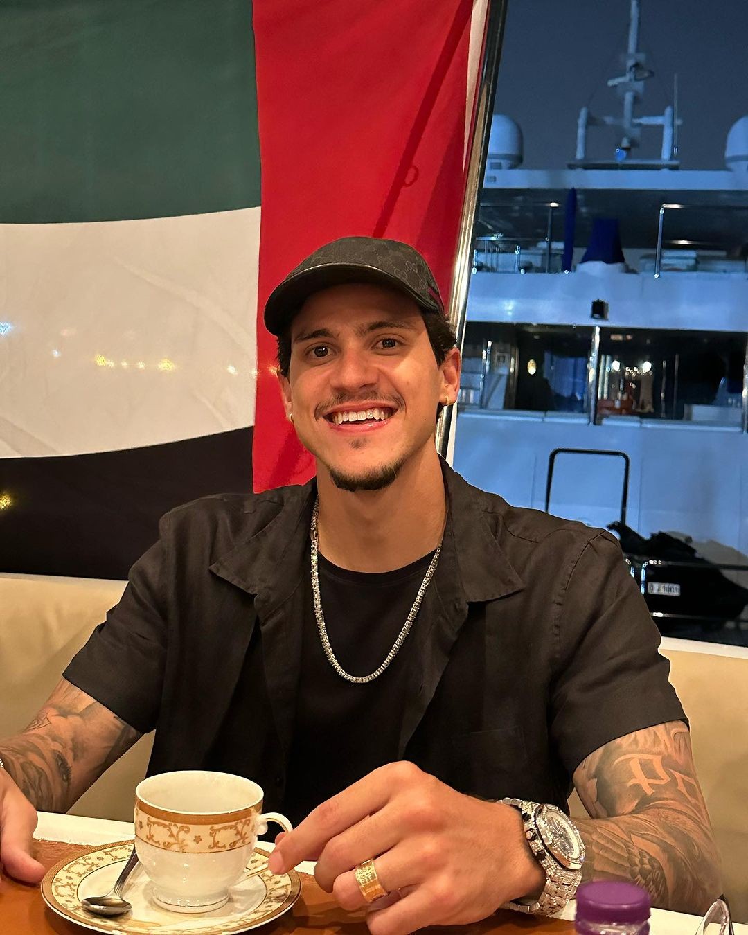 Pedro, do Flamengo, curte férias em Dubai em hotel de até R$ 100 mil a ...