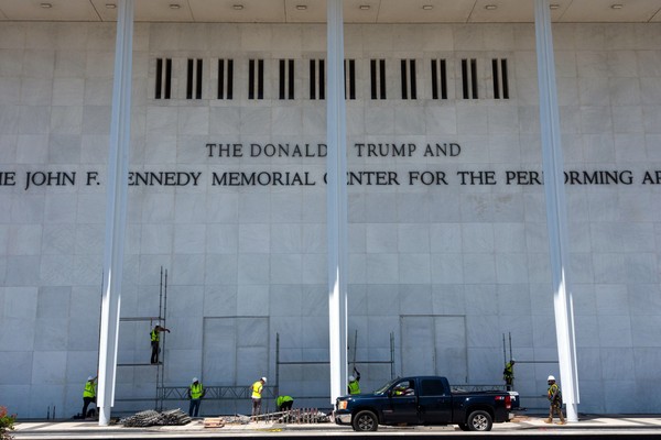 Nome de Trump começa a ser retirado da fachada do Kennedy Center, em ...