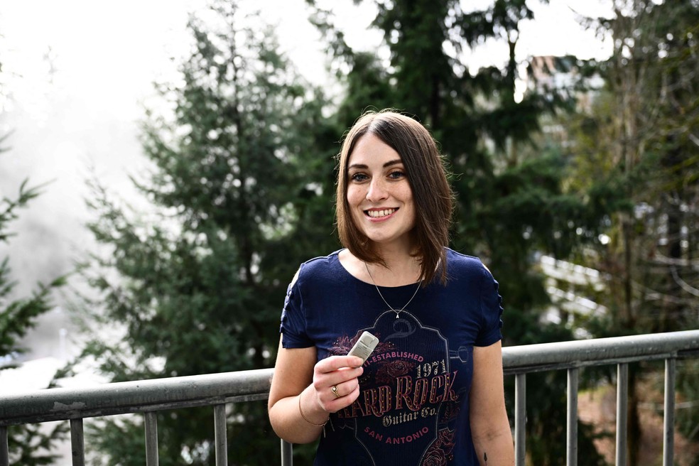 Mulher trata TOC com implante cerebral inédito nos EUA; entenda