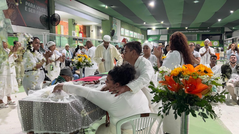 Após velório na quadra do Império Serrano, Arlindo Cruz é enterrado em ...