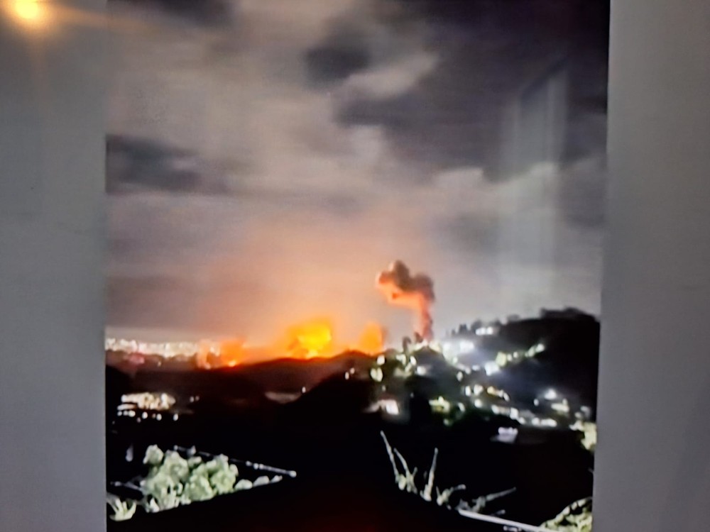 Fotos e vídeos mostram explosões em Caracas durante ataque dos EUA à ...