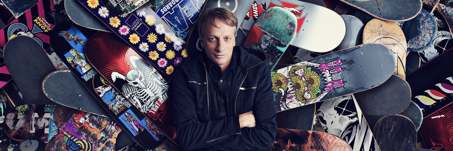 Tony Hawk faz cirurgia no fêmur e segue usando bengala: ‘Indo devagar’