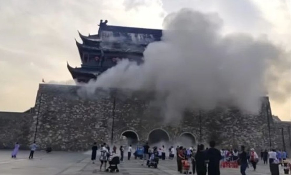 Turistas escapam do desabamento de torre histórica de 650 anos recém ...