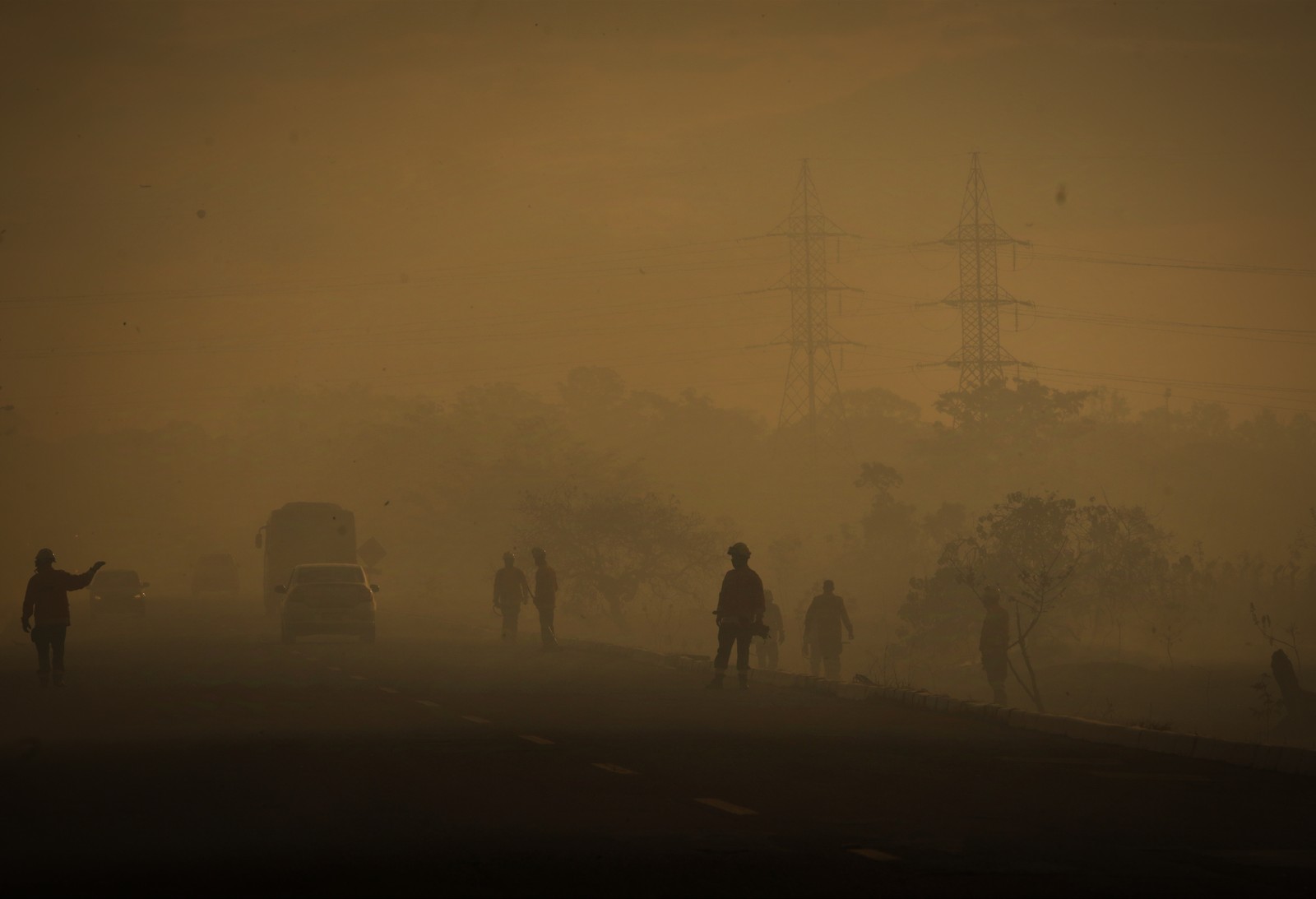 Vento 'faz a curva' e leva fumaça dos incêndios a 80% do Brasil; entenda