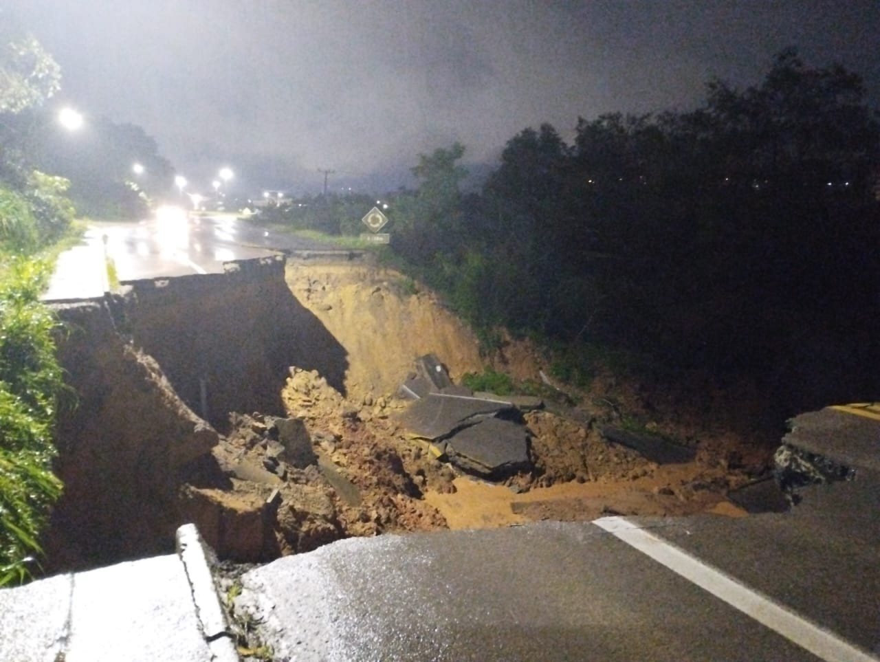 Veículo cai em cratera aberta pela chuva na BR-470, em Santa Catarina ...