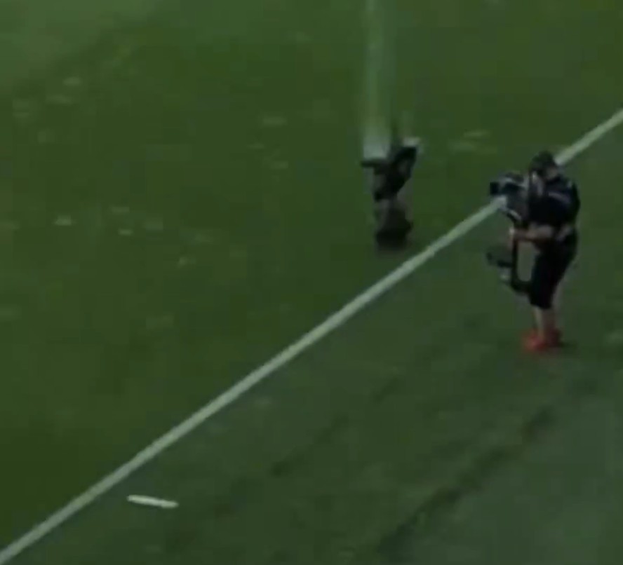 Câmera aérea despenca do alto do estádio e cai em gramado durante jogo ...
