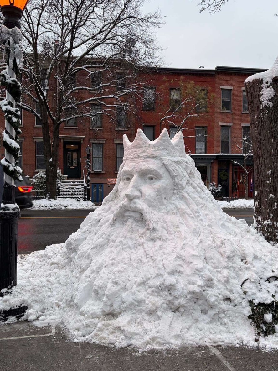Enquanto não derrete: escultura de neve de rei barbudo vira atração ...