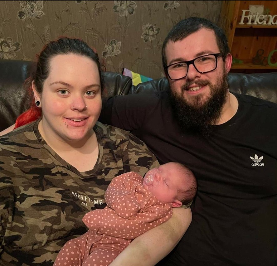 Mulher descobre que dores nas costas eram contrações e dá à luz um bebê ...