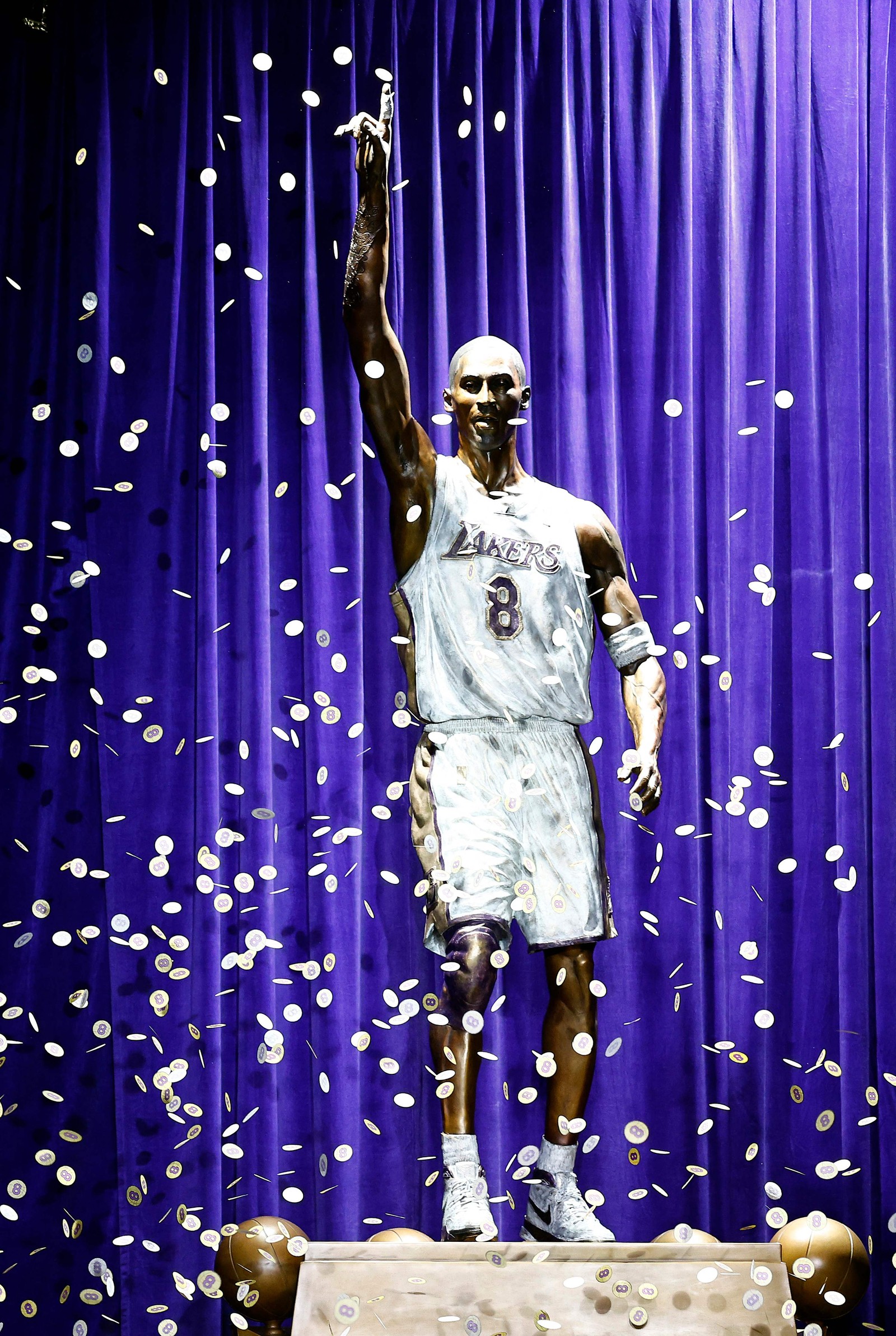 Los Angeles Lakers inauguram estátua em homenagem a Kobe Bryant; vídeo