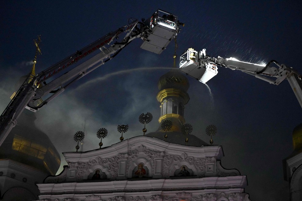 Ataques na Ucrânia deixam catedral de Kiev em chamas; nove pessoas morreram