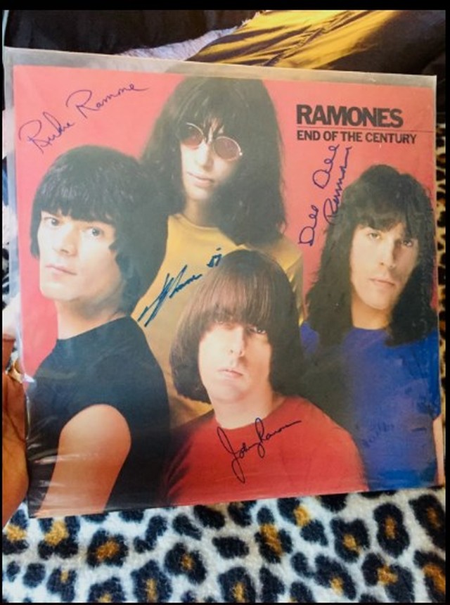 Ex-mulher de Dee Dee Ramone leiloa de manuscritos a joias do baixista ...