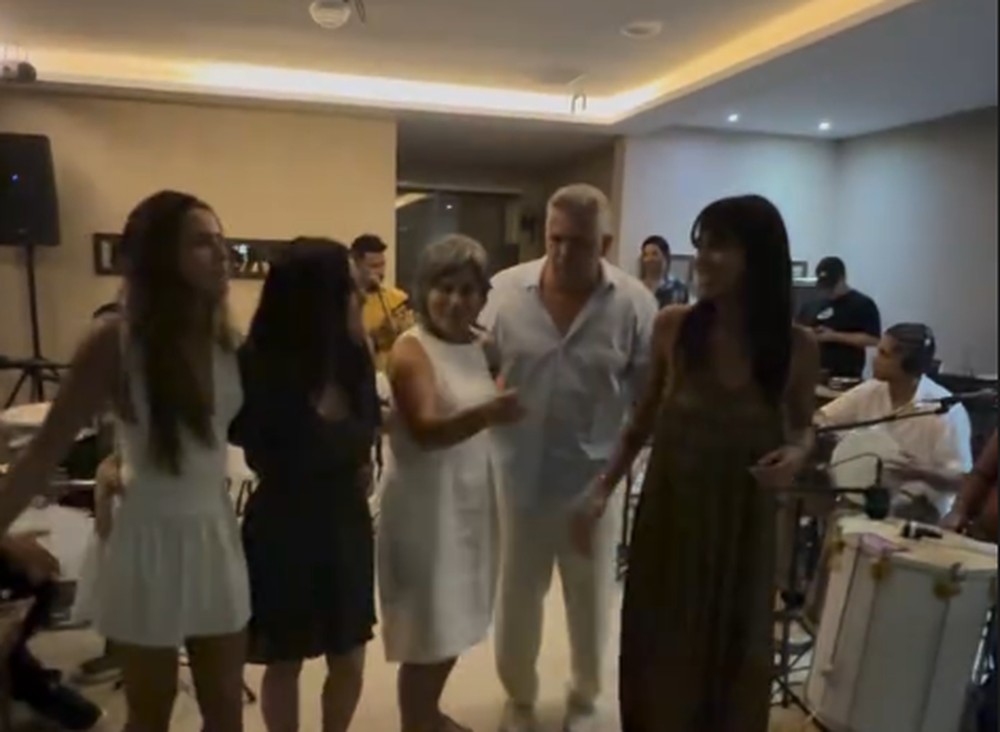 Gloria Pires comemora 62 anos em festa com a família. Veja vídeo