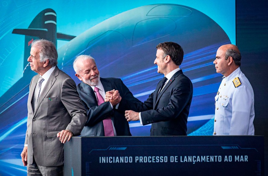 Lula inaugura submarino para descobrir onde foi parar sua popularidade