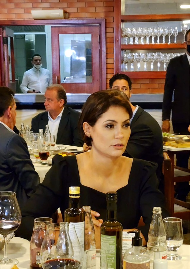 Michelle aparece 'de surpresa' em jantar de apoio a Marinho e coloca Bolsonaro no viva voz