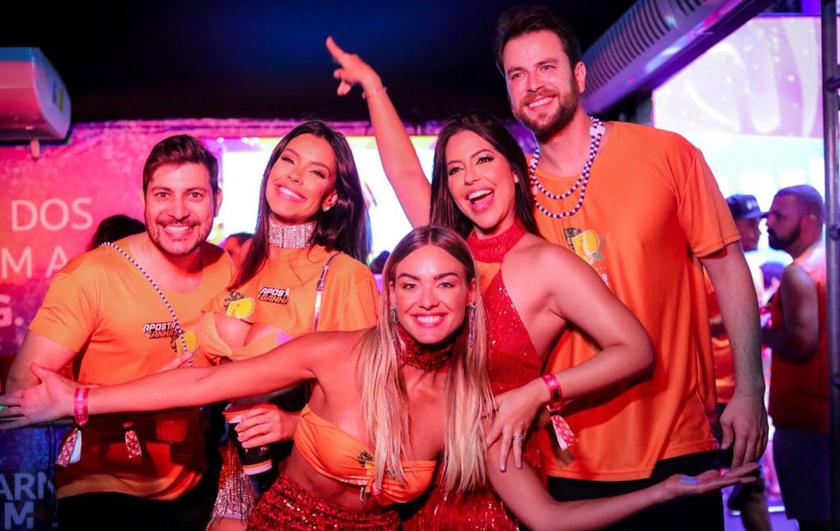 Comemorando um ano de namoro, ex-'BBB's Gustavo e Lais curtem camarote em Salvador com ...
