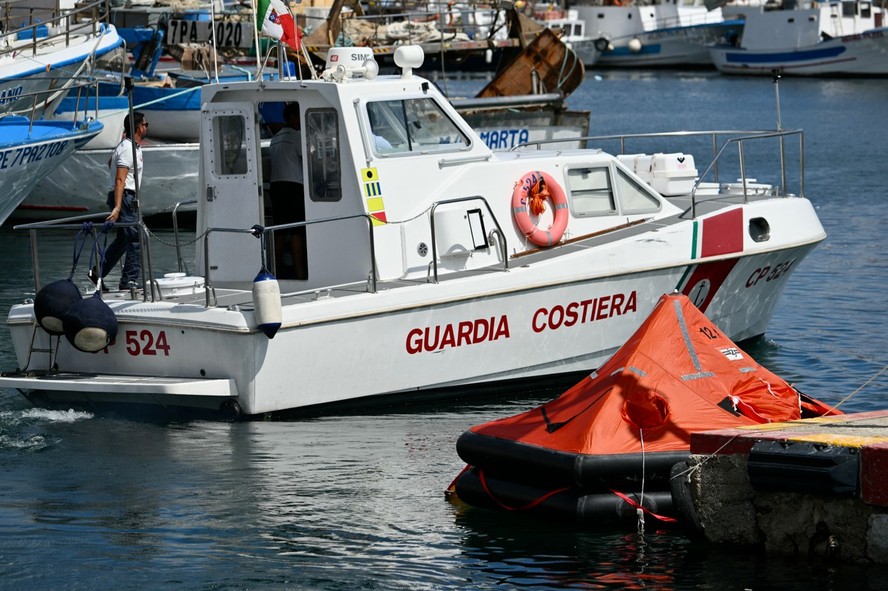 Bote inflável salvou a vida de 15 passageiros de superiate na Itália ...