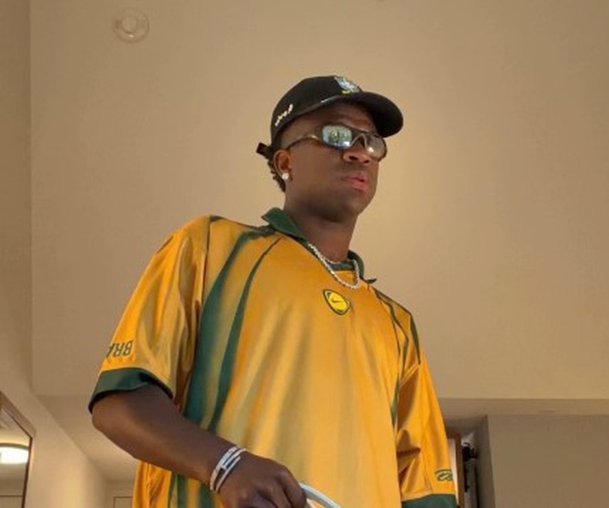 Vinicius Junior usa camisa da grife do 'parça' Travis Scott que custa ...