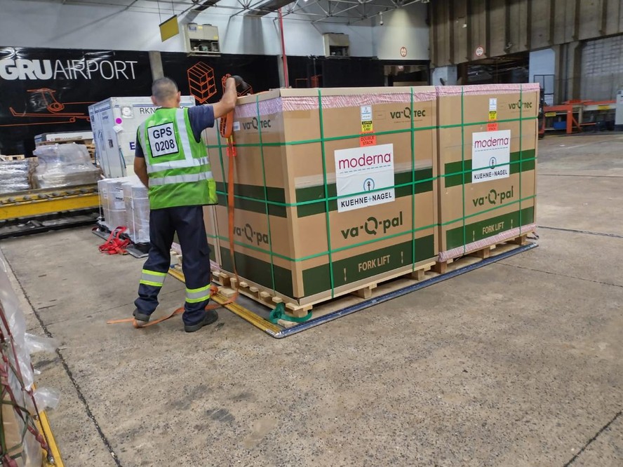 Primeiras doses de variante XBB da Covid-19 chegam ao Brasil